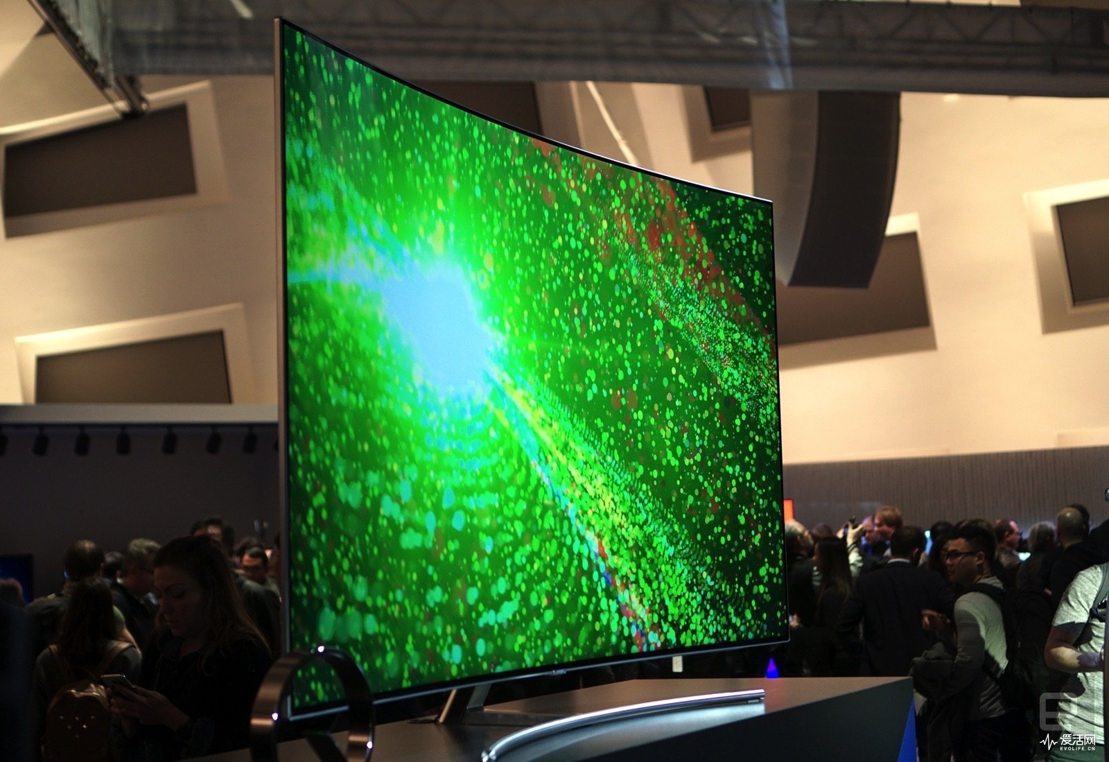 CES2017 | 多亏金属量子点技术 三星QLED电视将正面挑战OLED | 爱活网 Evolife.cn