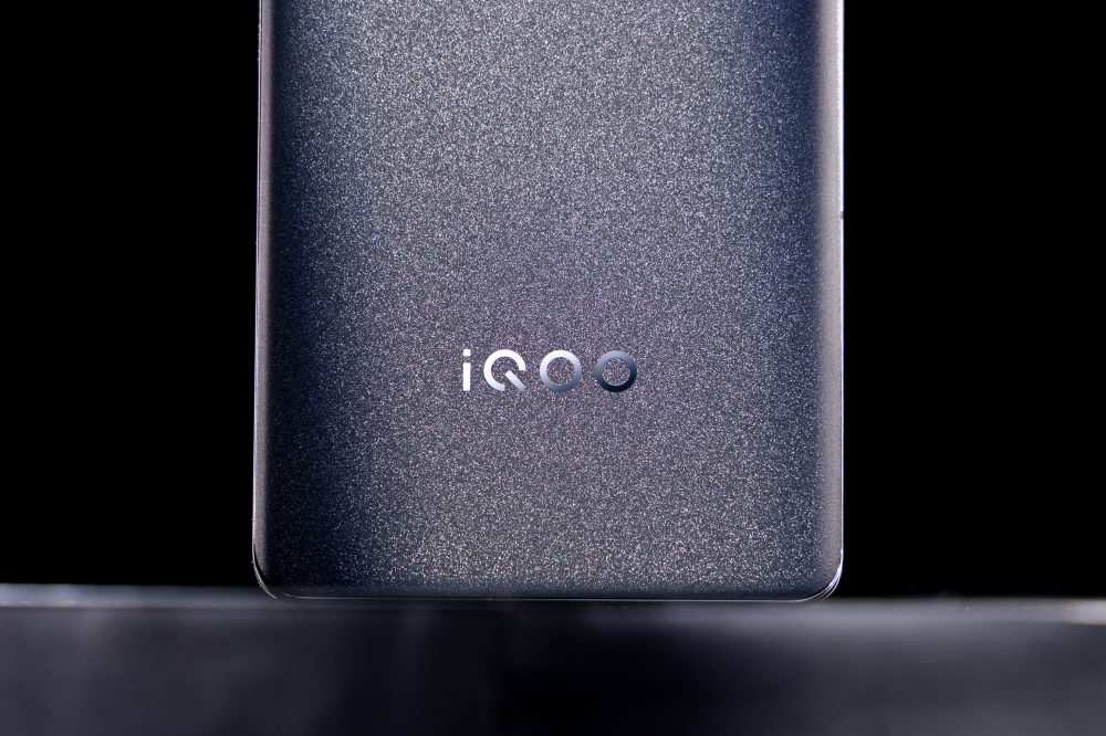 iQOO12 Pro赛道版图赏：深邃冷峻魅力爆发 | 爱活网 Evolife.cn