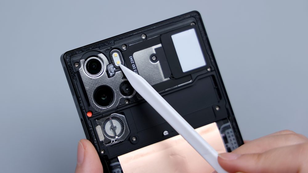 红魔9 Pro+拆解：少量减配与大量升级造就纯平后盖设计 | 爱活网 Evolife.cn