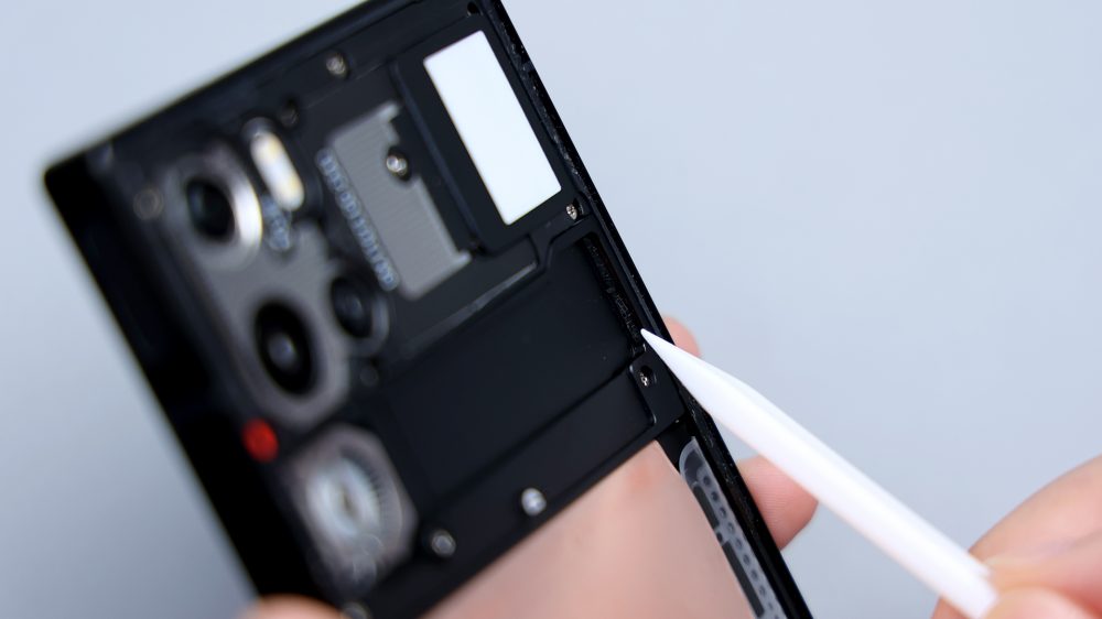 红魔9 Pro+拆解：少量减配与大量升级造就纯平后盖设计 | 爱活网 Evolife.cn